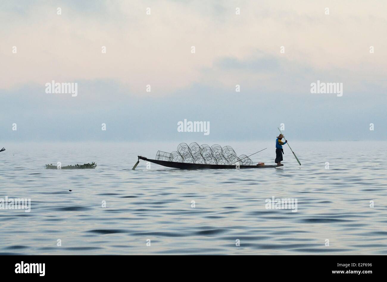 Myanmar (Burma), Shan State, Inle Lake, fisherman of Intha etnic group ...