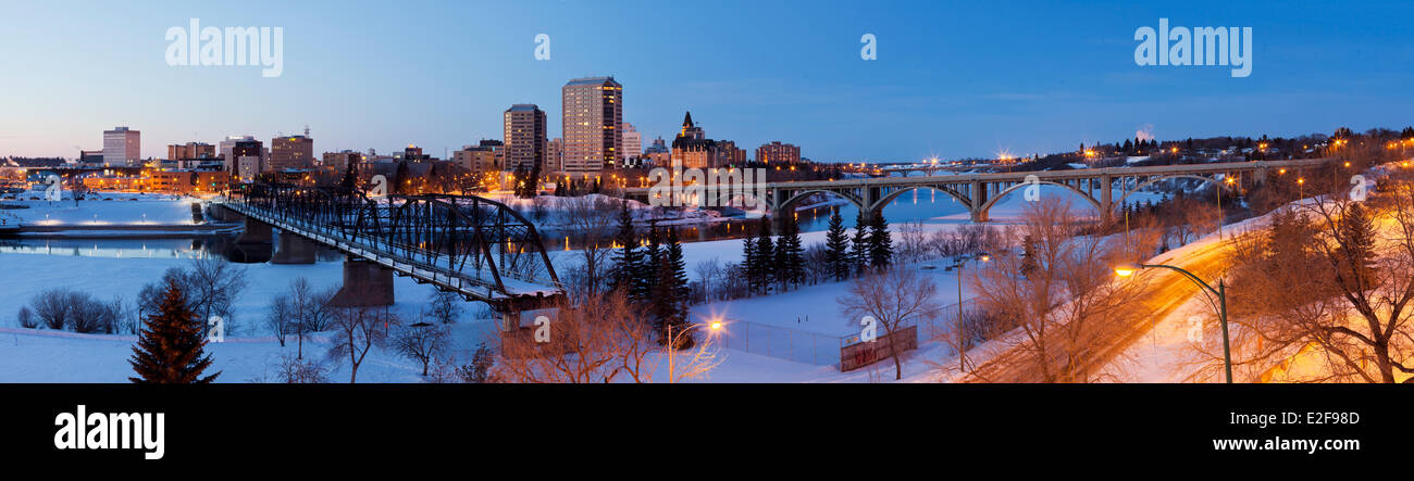 Canada, Saskatchewan, Saskatoon, panoramic view of the city at sunset ...