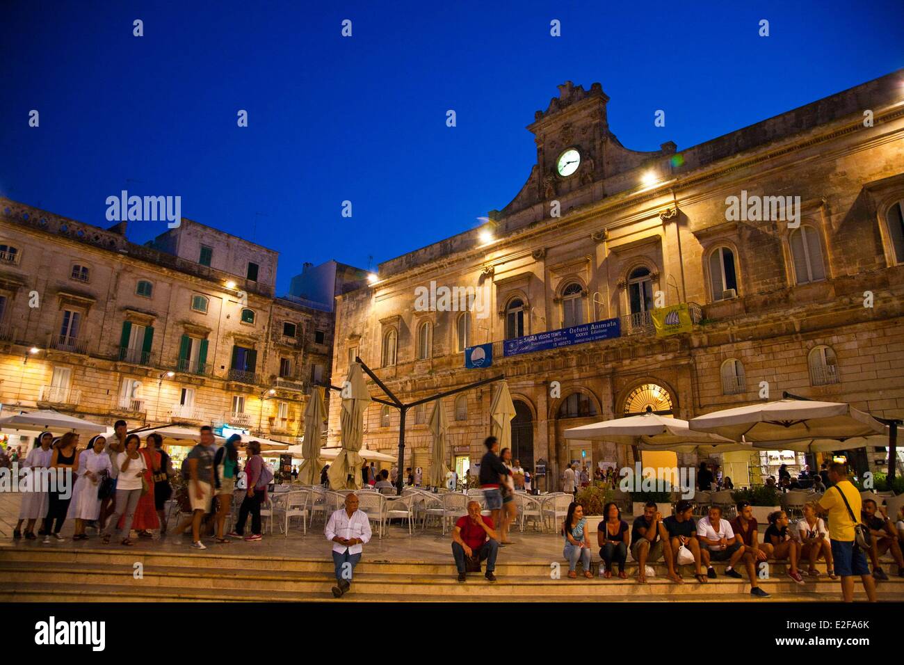 Downtown nightlife hi-res stock photography and images - Alamy