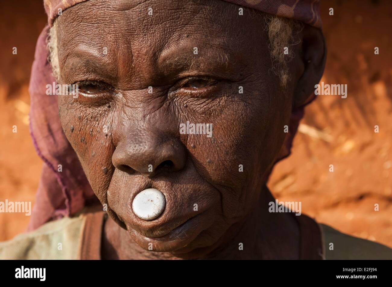 Chad, Sahel, Mayo Kebbi, Kumutara village, Yangere, old woman wearing ...