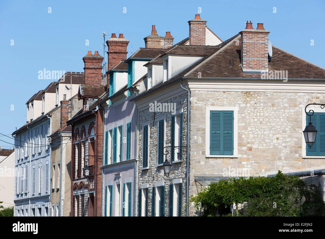 France, Seine et Marne, Thomery, houses in the harbour district Stock ...