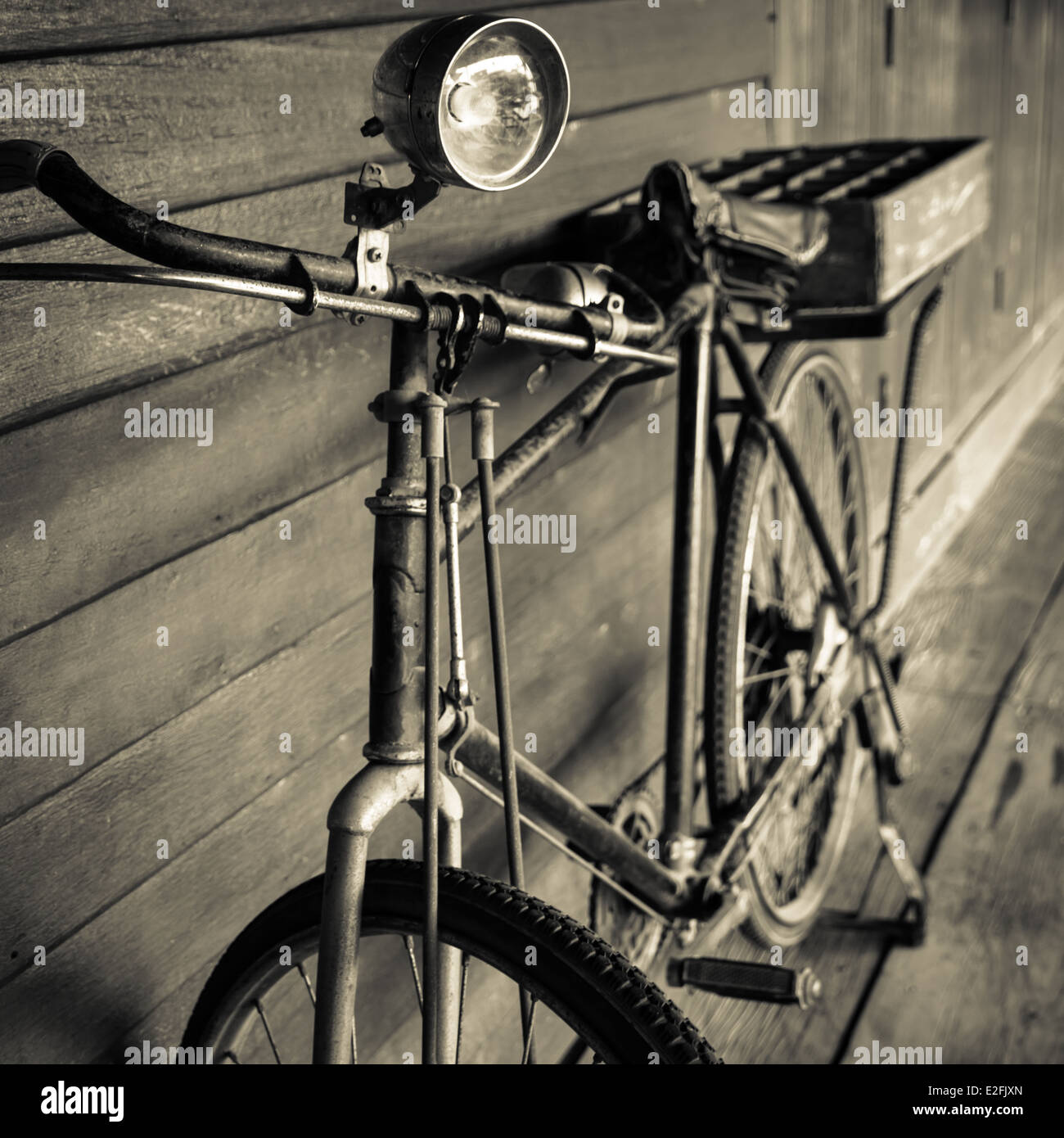 Vintage old bicycle hi-res stock photography and images - Alamy