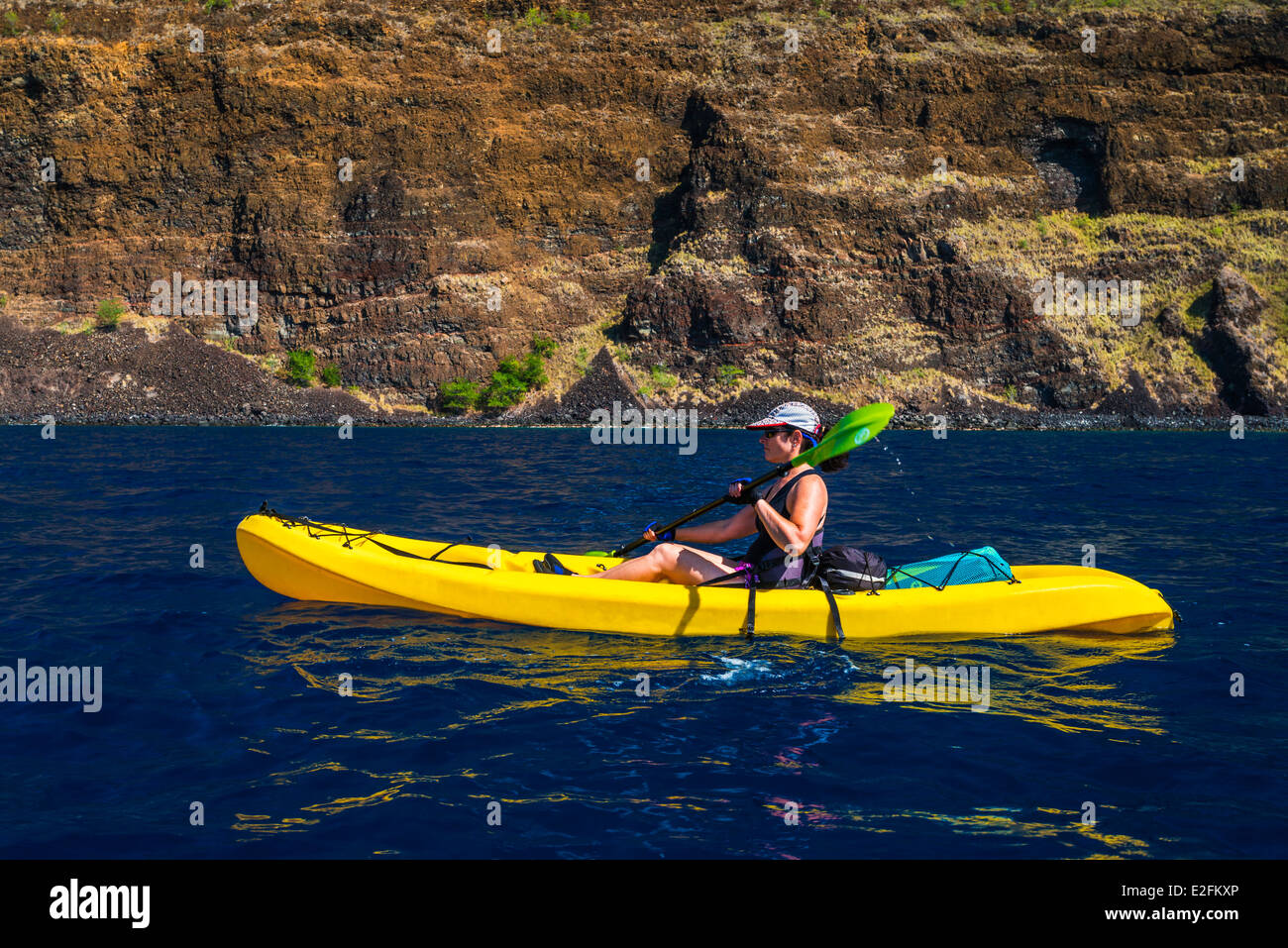Kayaking on Kealakekua Bay (Captain Cook monument visible), Kona Coast ...