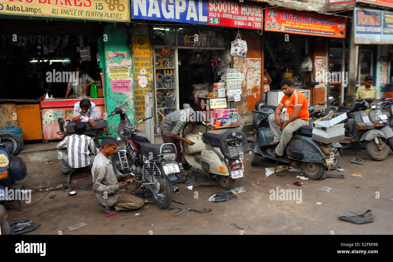 India Delhi street of the Old Delhi garages and mechanics tinkering ...