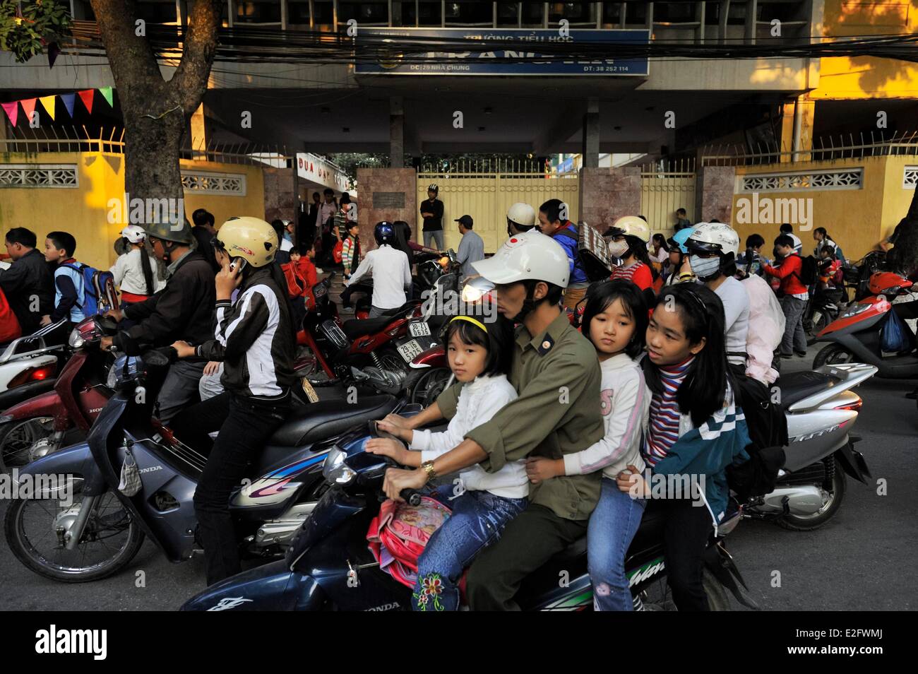 School exit hi-res stock photography and images - Alamy