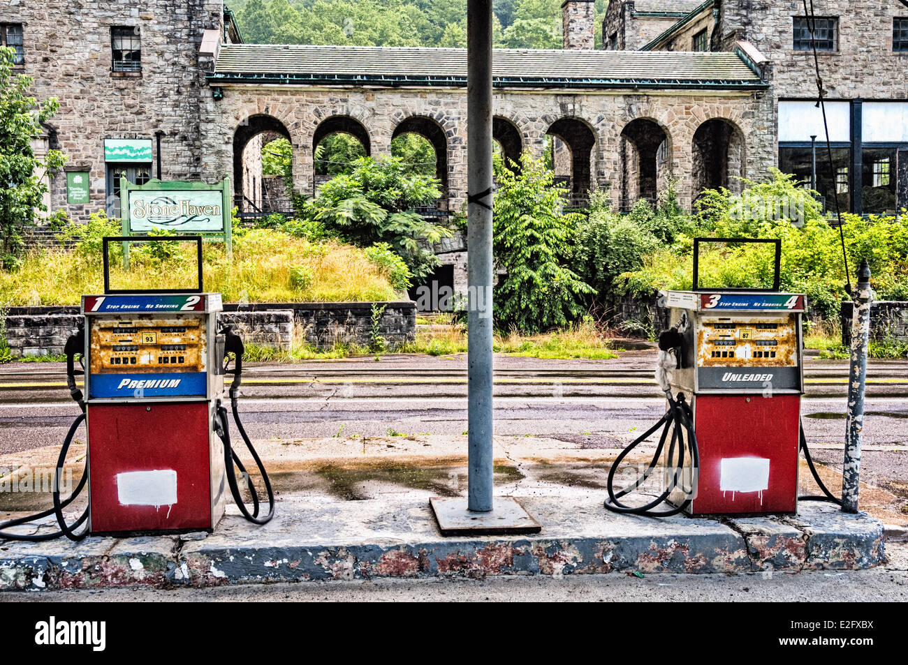 Closed Gas Station opposite Itmann Company Store and Office, Itmann ...