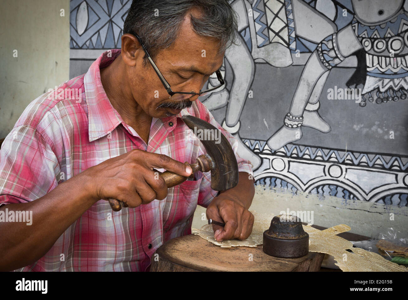 Skin carving hi-res stock photography and images - Alamy