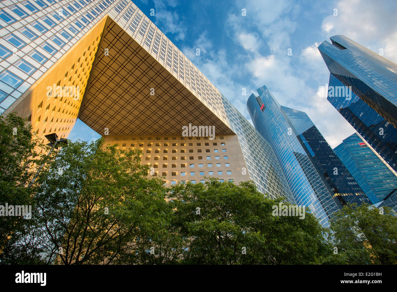 Modern architecture in financial district hi-res stock photography and ...