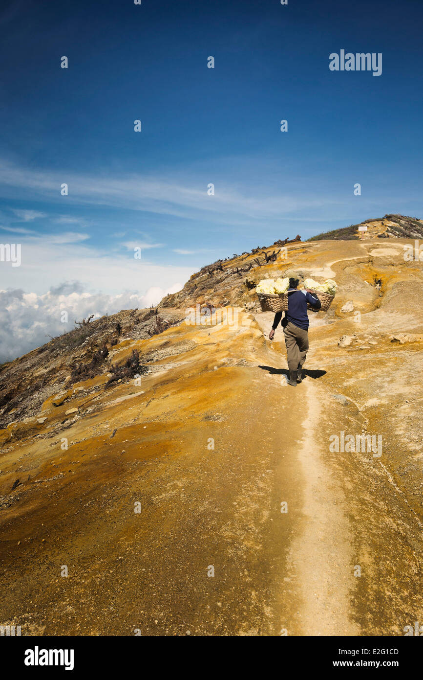 Worker carrying heavy load hi-res stock photography and images - Alamy