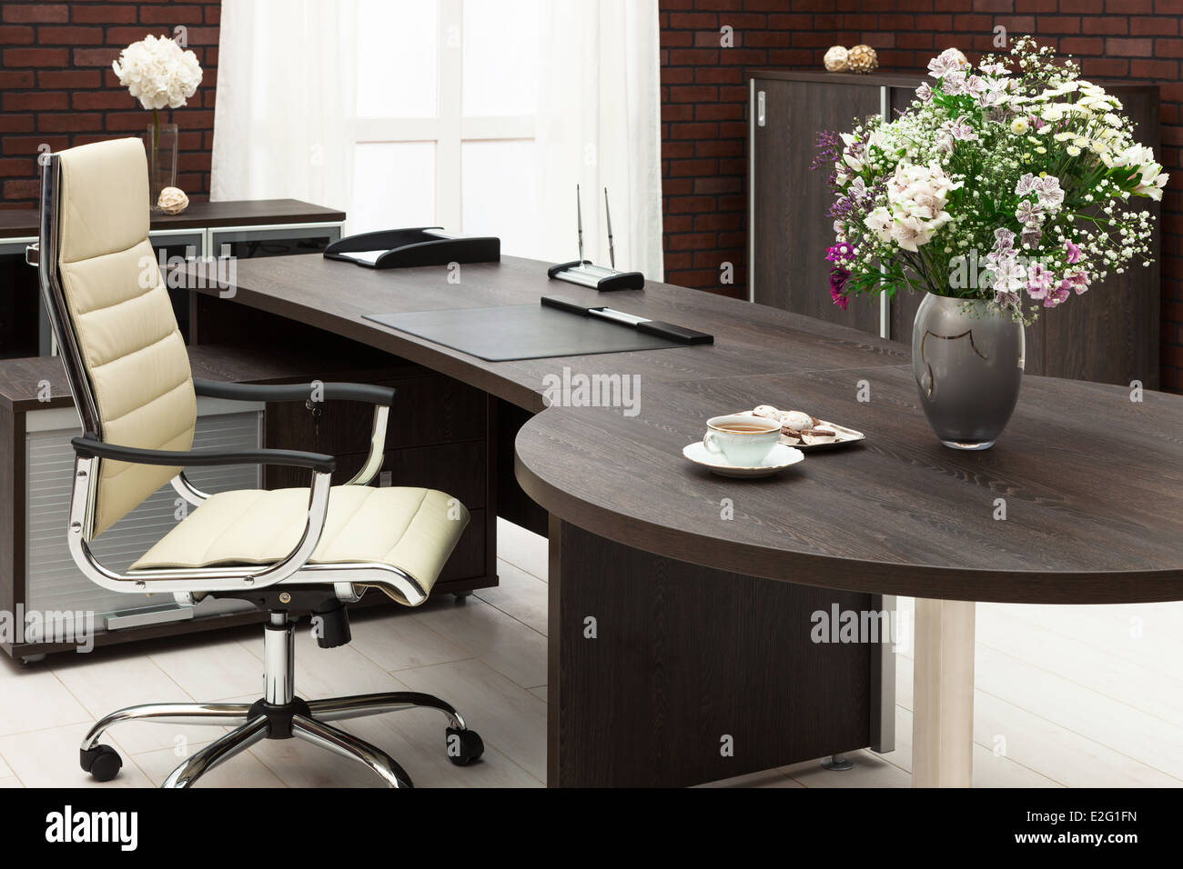 bouquet of flowers on a desk at modern office Stock Photo - Alamy