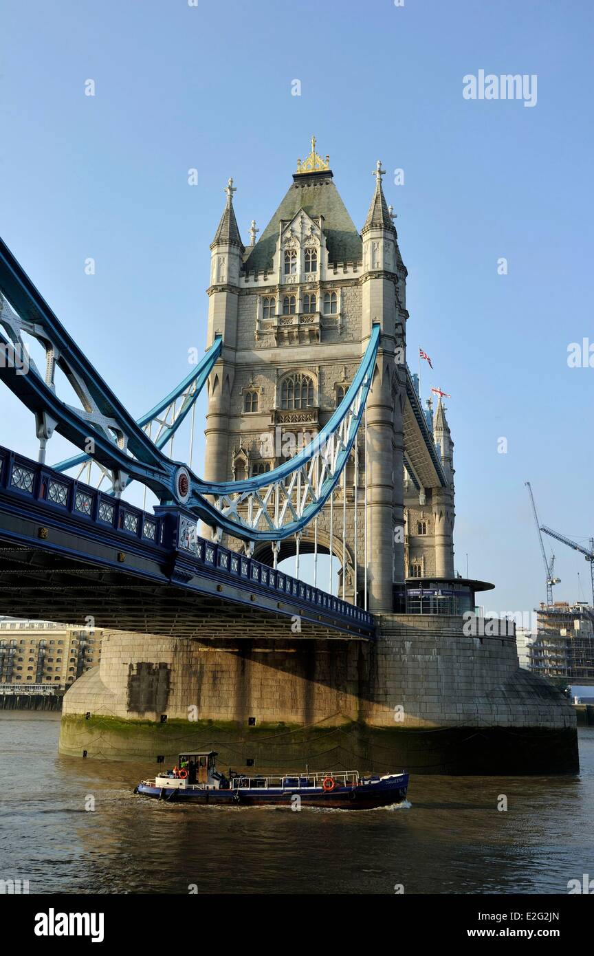 United Kingdom London Tower Bridge lift bridge crossing the Thames ...