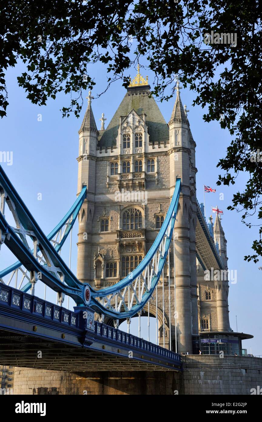United Kingdom London Tower Bridge lift bridge crossing the Thames ...