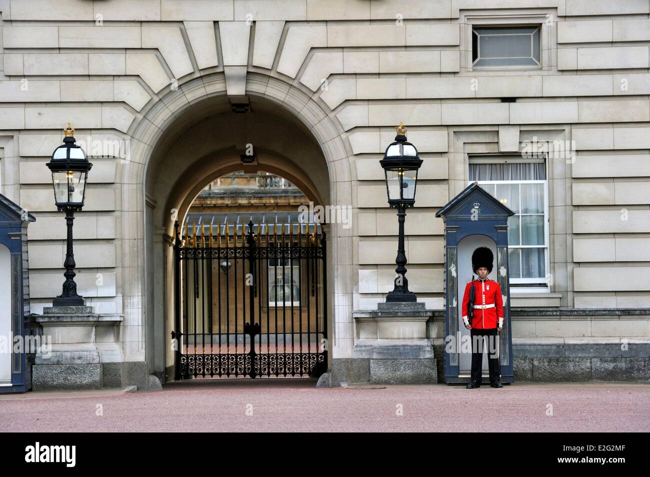 Man guard door hi-res stock photography and images - Alamy
