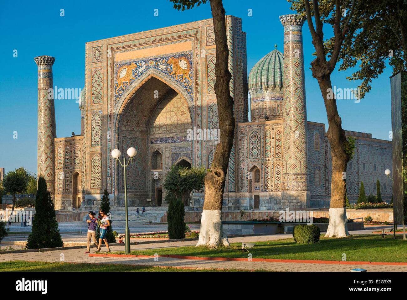 Silk road uzbekistan walking hi-res stock photography and images - Alamy