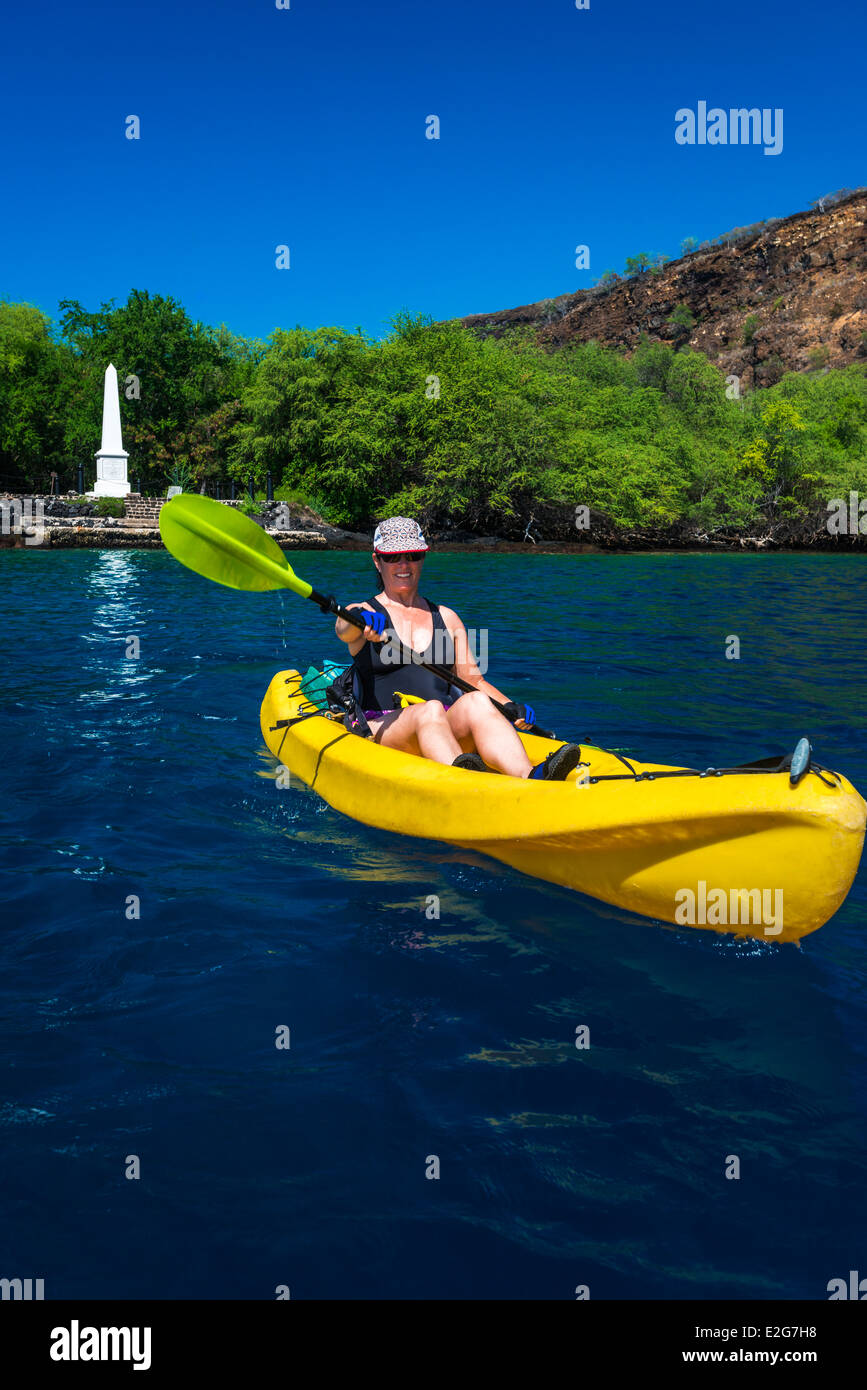 Kayaking on Kealakekua Bay (Captain Cook monument visible), Kona Coast ...