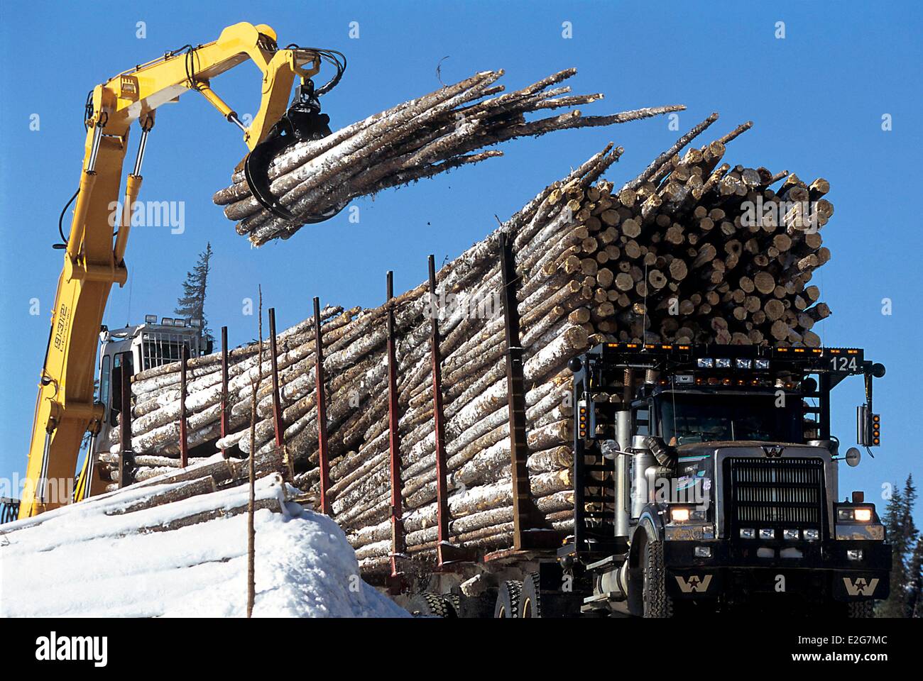 Knuckleboom log loader hi-res stock photography and images - Alamy