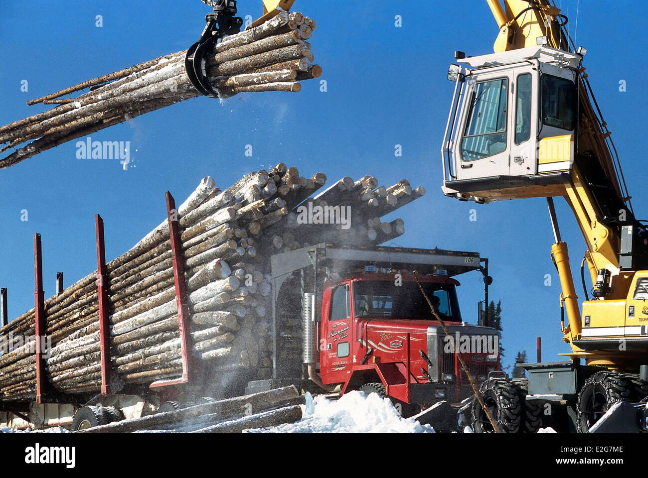 Knuckleboom log loader hi-res stock photography and images - Alamy