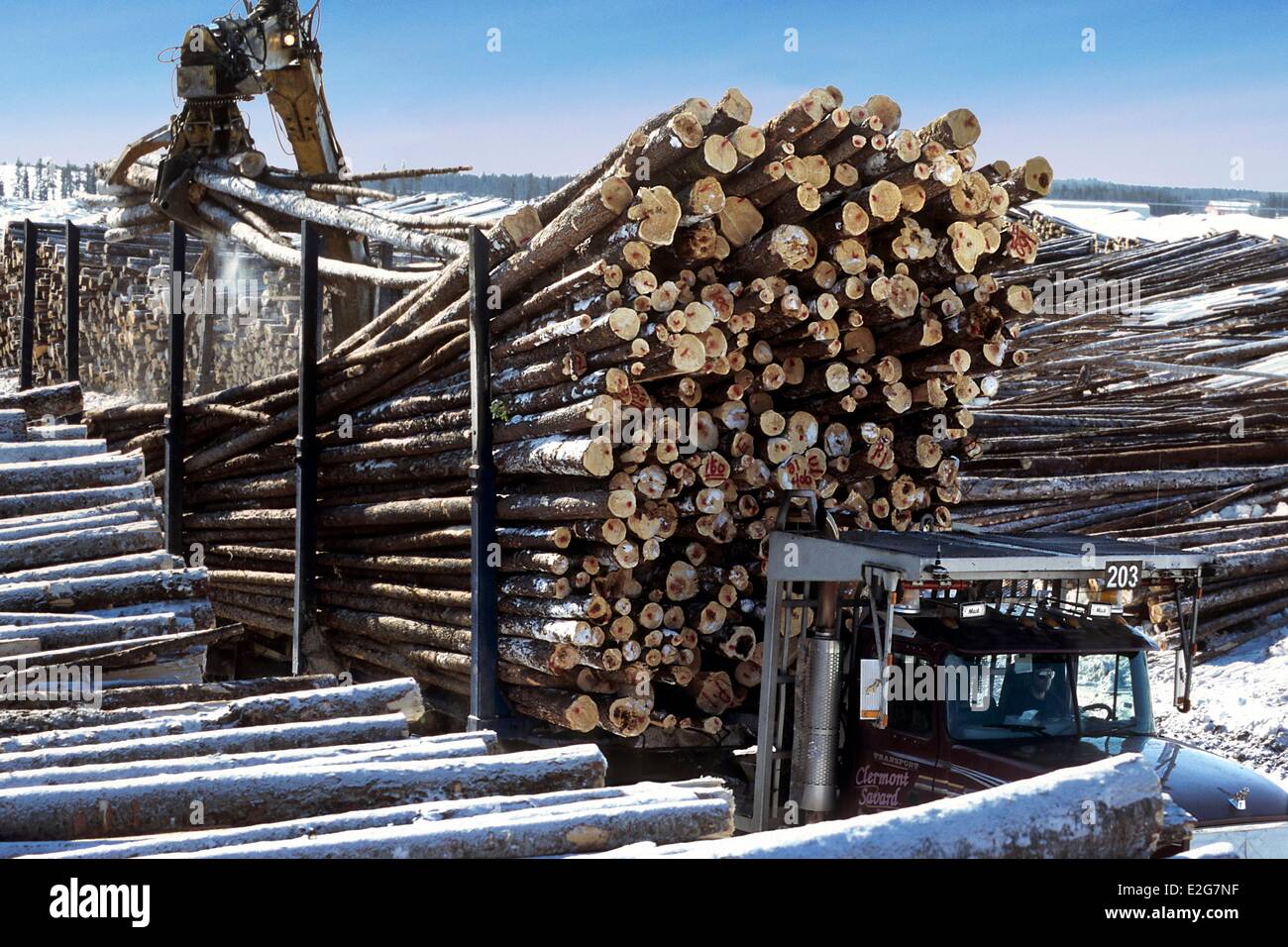 Knuckleboom log loader hi-res stock photography and images - Alamy