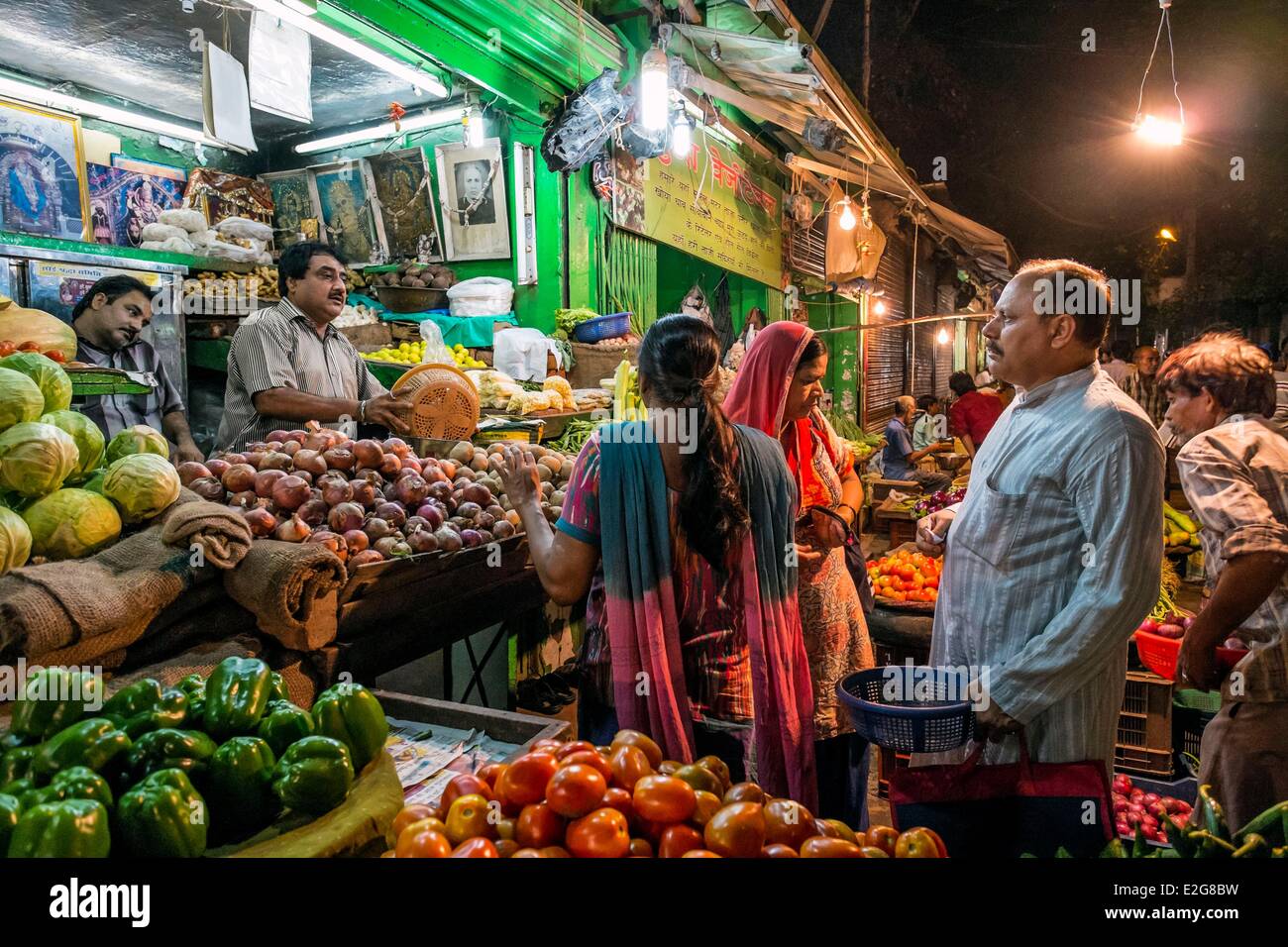 India New Delhi Paharganj district street market Stock Photo - Alamy