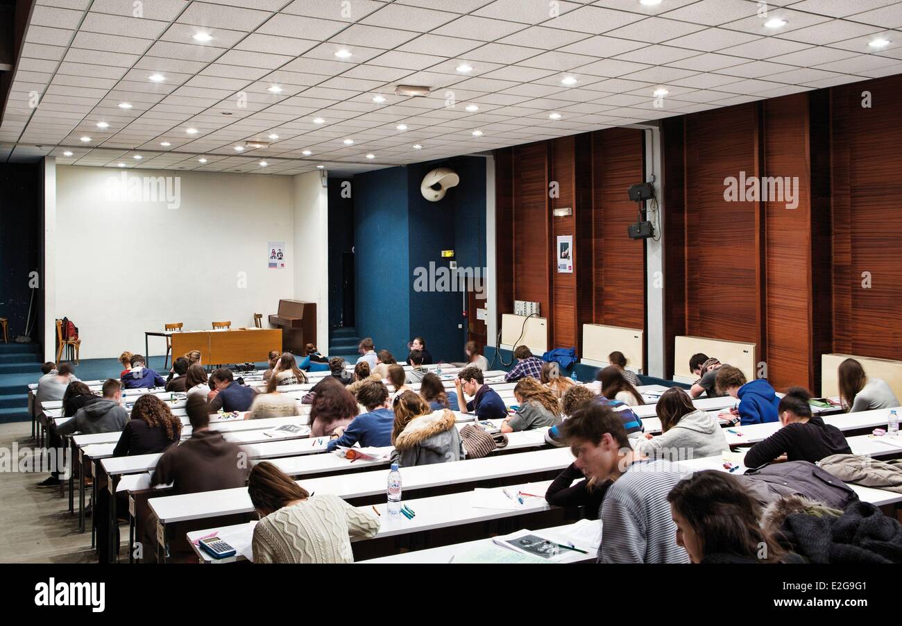 Catholic school teen classroom hi-res stock photography and images - Alamy