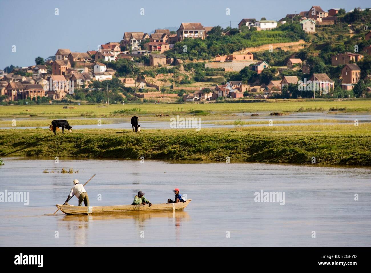 Madagascar Highlands Antananarivo pirogue crossing Ikopa river Stock ...