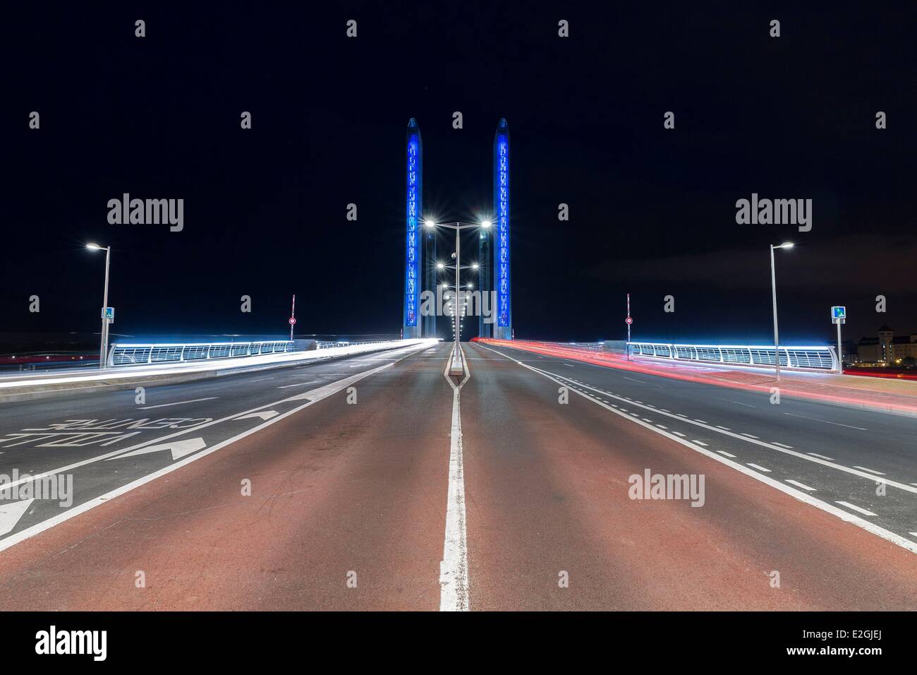Lifting towers hi-res stock photography and images - Alamy