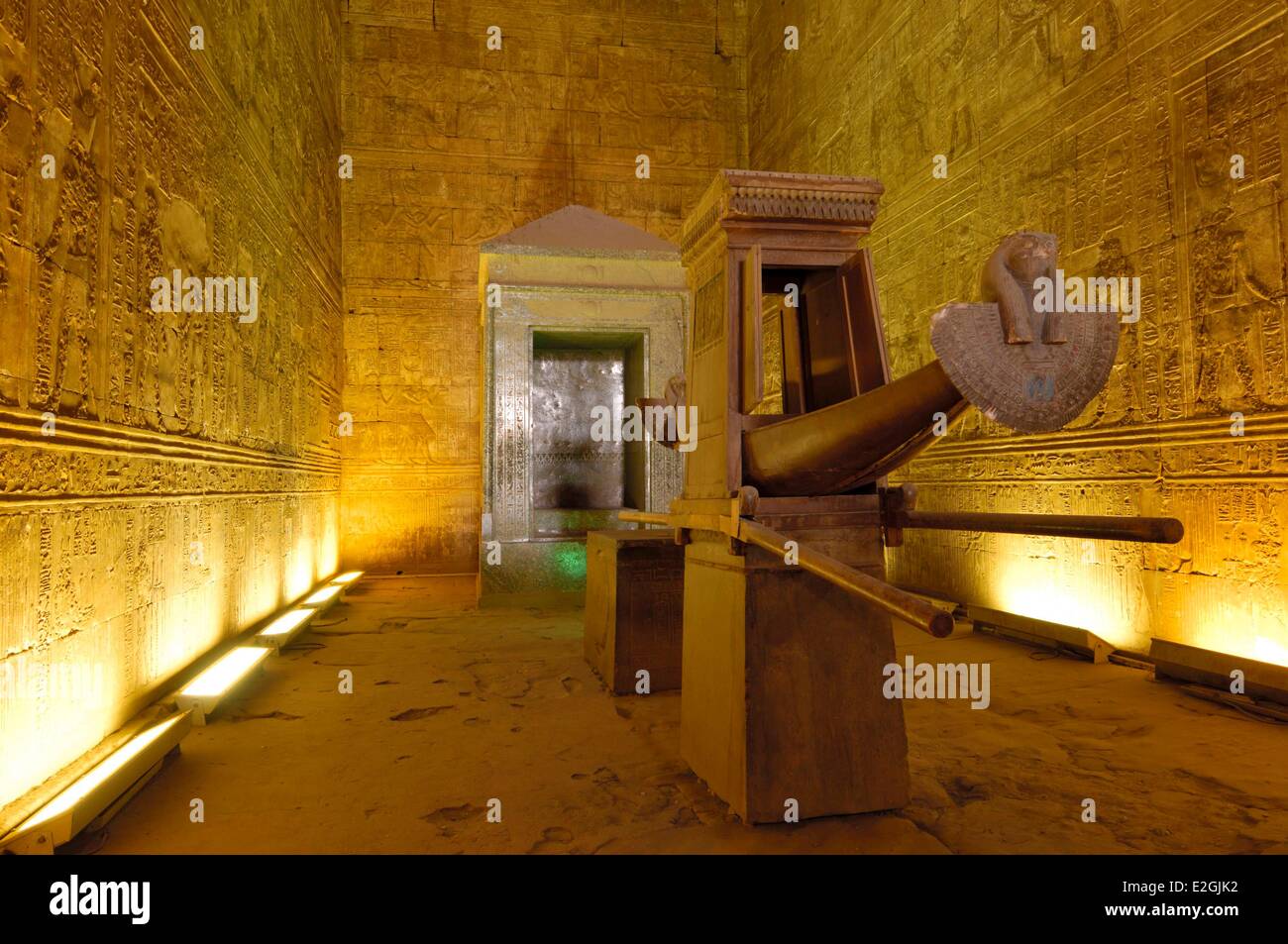 Egyptian boat hieroglyph hi-res stock photography and images - Alamy