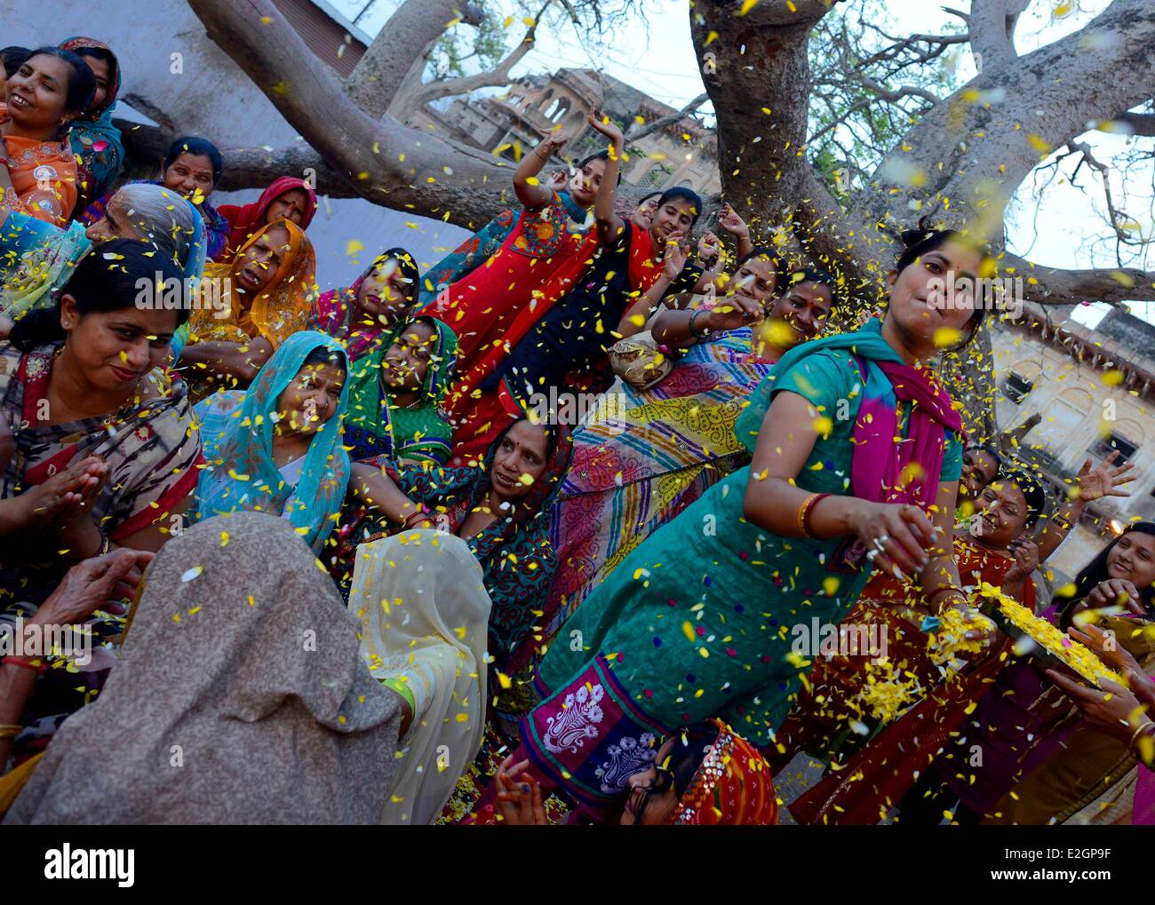 Throwing flowers hi-res stock photography and images - Alamy
