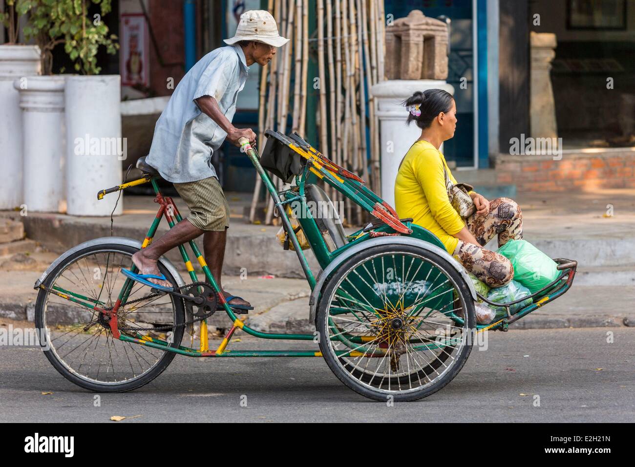 Cambodia Phnom Penh transportation in rickshaw Stock Photo - Alamy