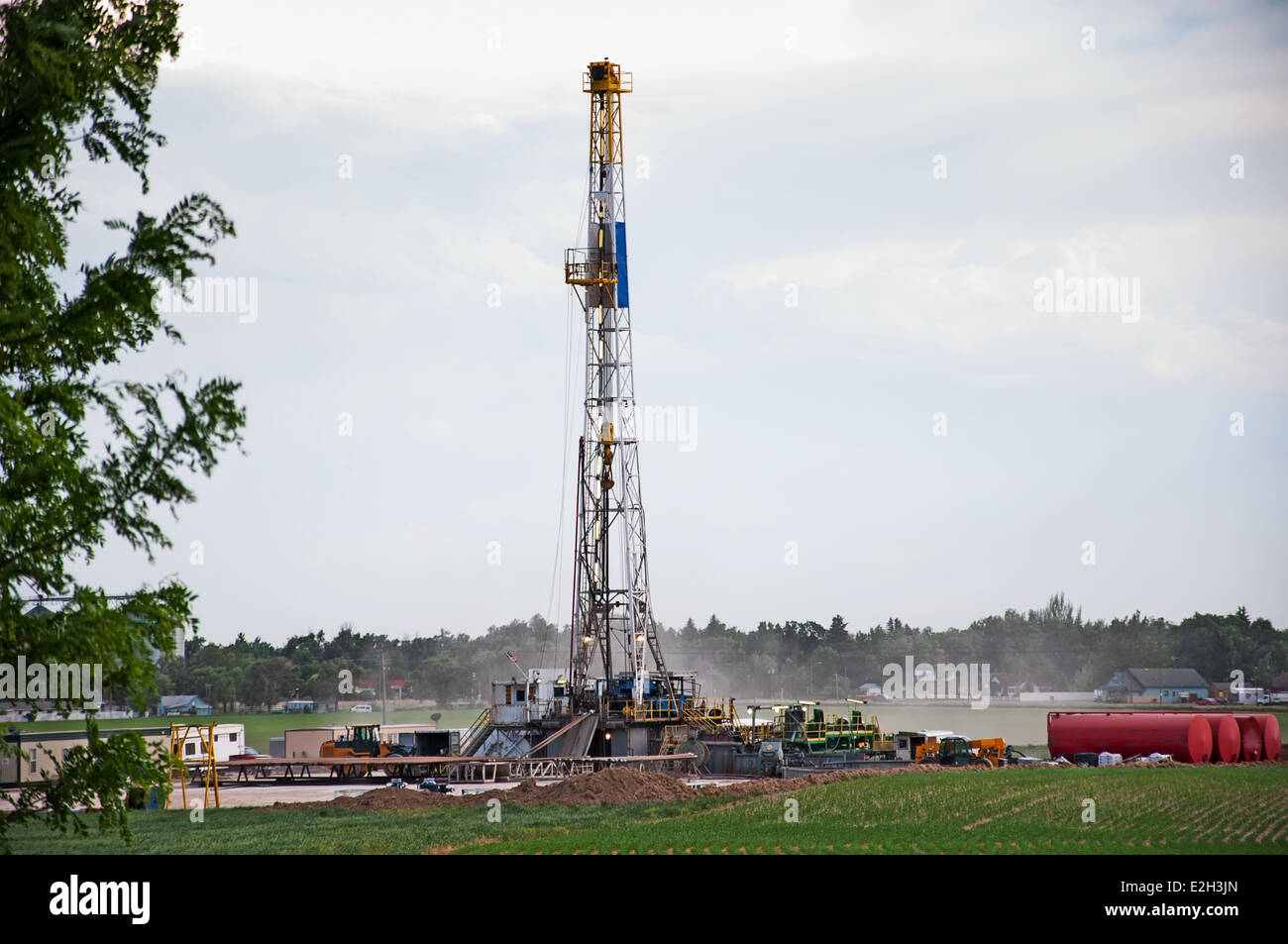Energy crude oil drilling derrick hi-res stock photography and images ...