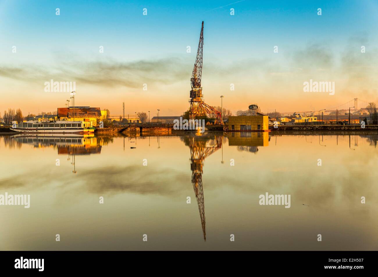 Bordeaux france crane bordeaux docks hi-res stock photography and ...