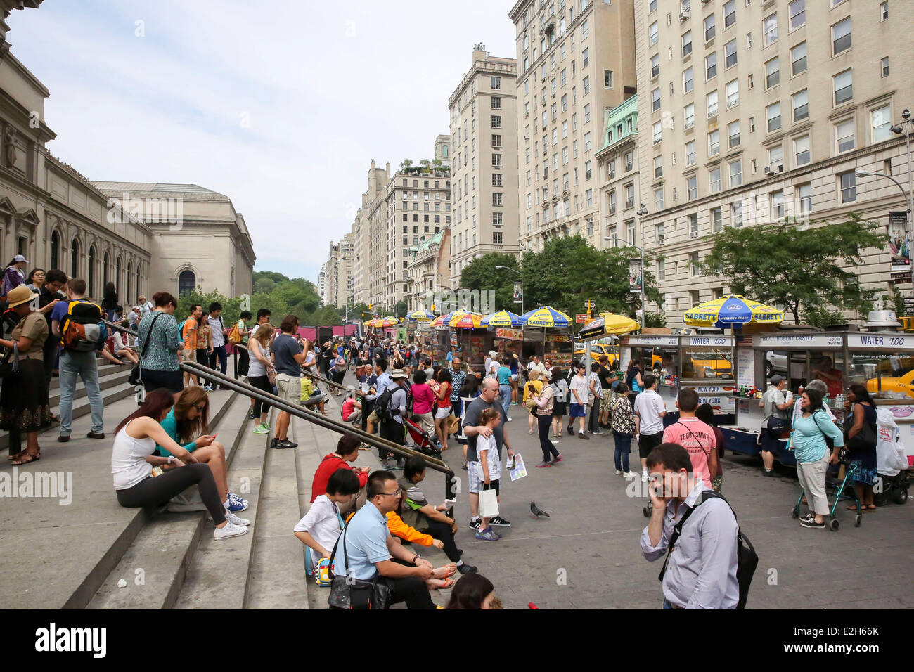 Met Ny Crowd High Resolution Stock Photography and Images - Alamy