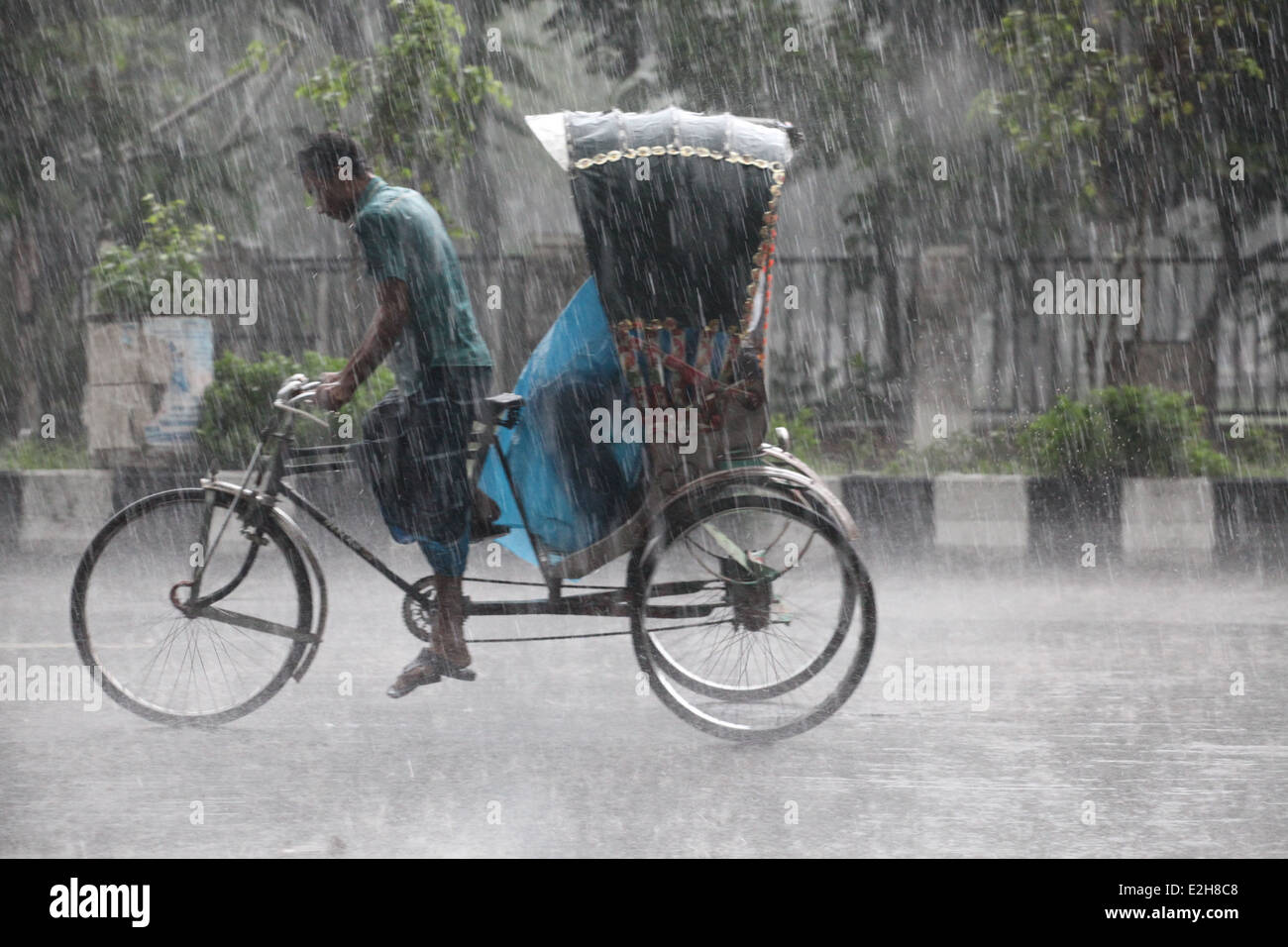 Kids enjoying rain hi-res stock photography and images - Alamy