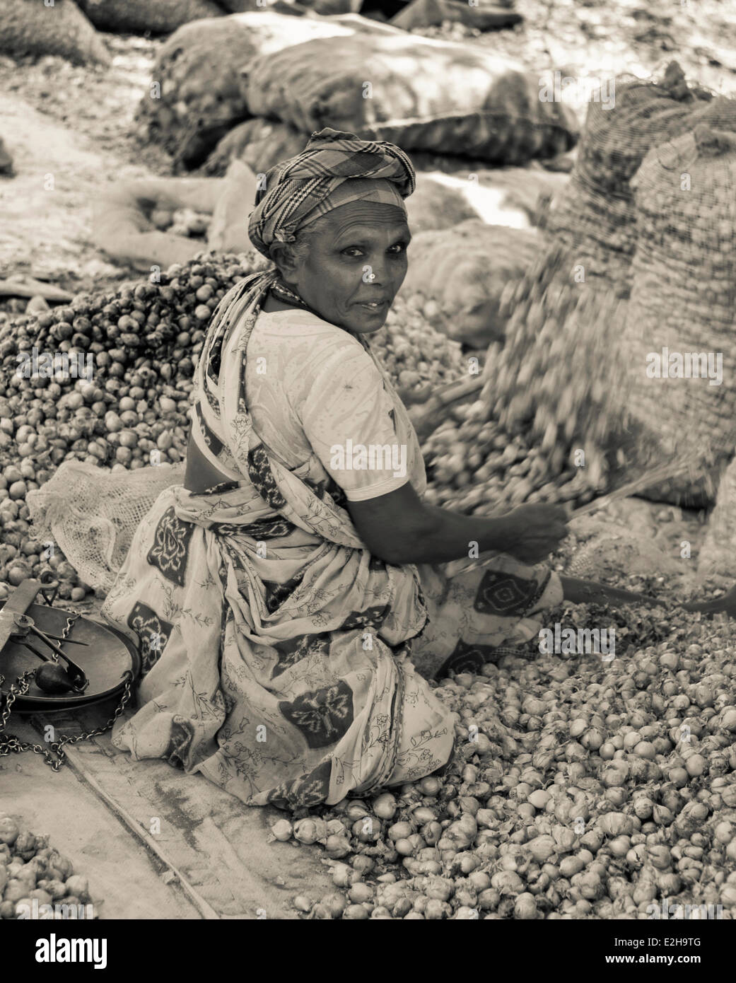 Indian woman sifting onions, Indian market, Chinnamanur, Tamil Nadu ...
