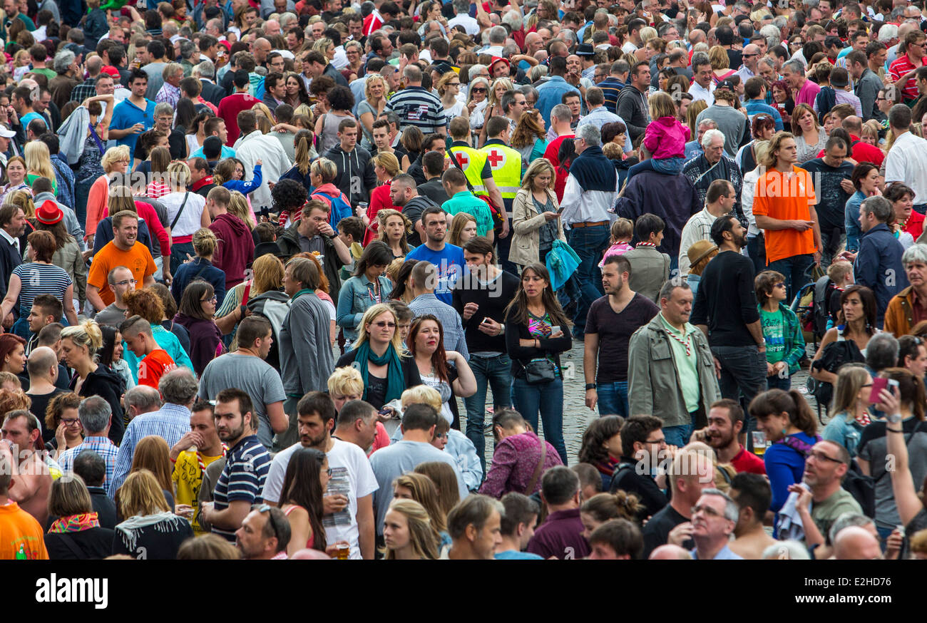 Crowd, many people in confined space, at a festival Stock Photo - Alamy