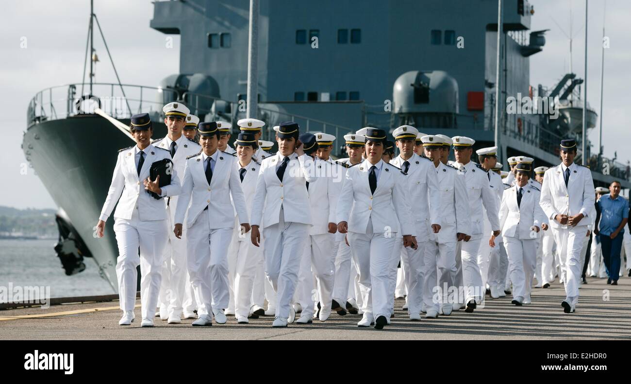 Crew members of the Algerian frigate 'La Soummam' arrive in Kiel ...