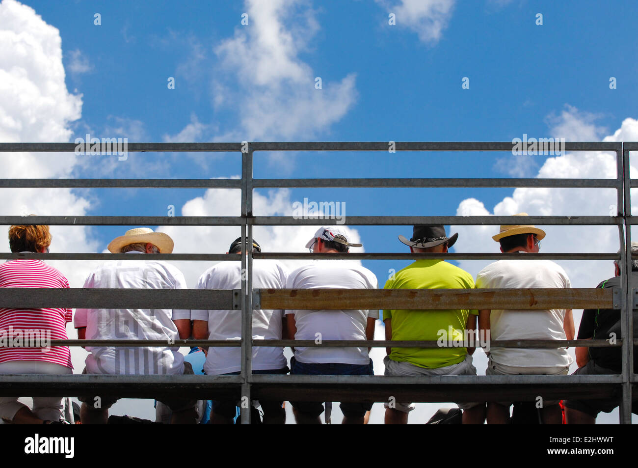 Crowd watching motor racing Stock Photo - Alamy