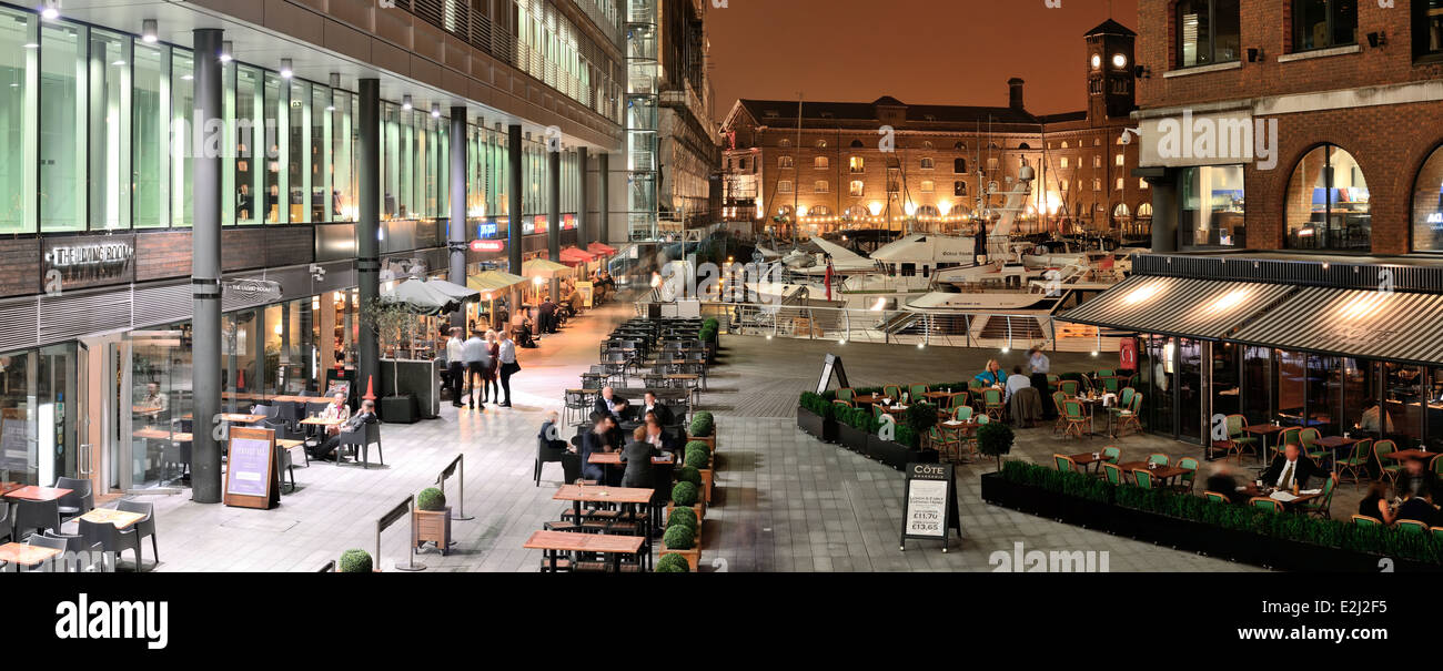 Night street view with restaurant Stock Photo - Alamy