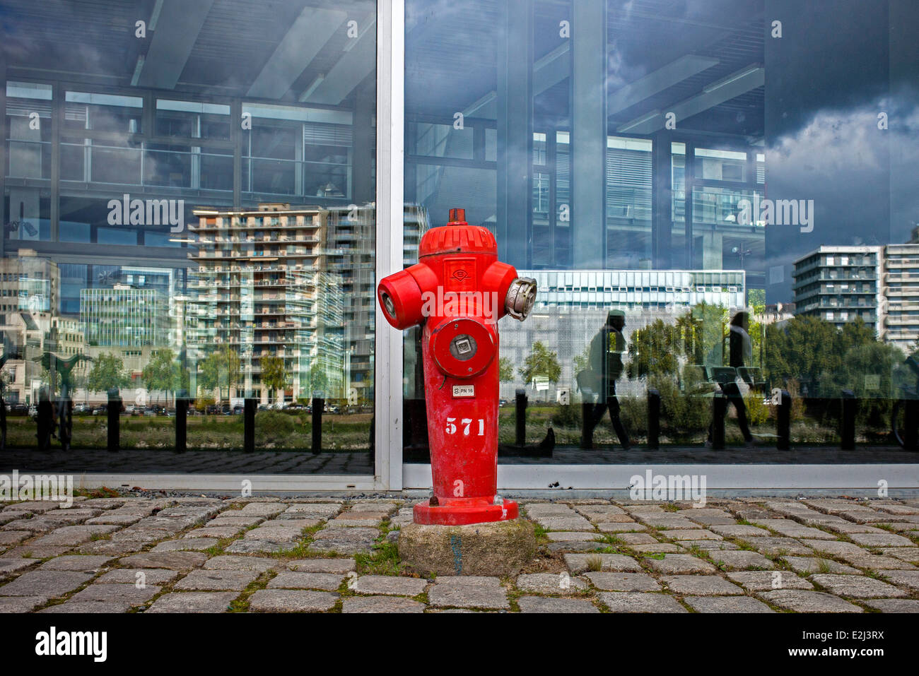 Hydrant setting hi-res stock photography and images - Alamy