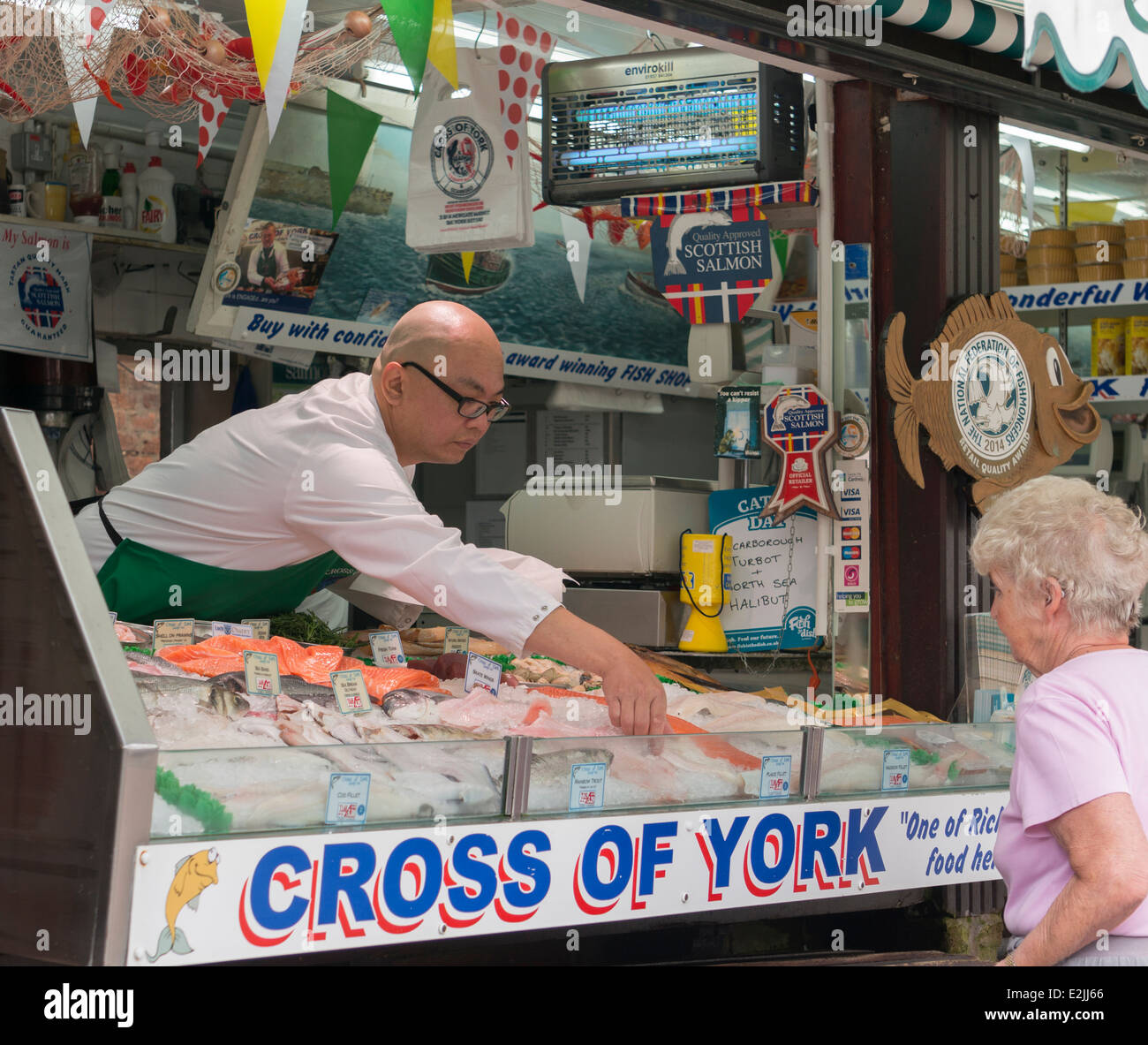 Market customer buying fishmonger hi-res stock photography and images ...