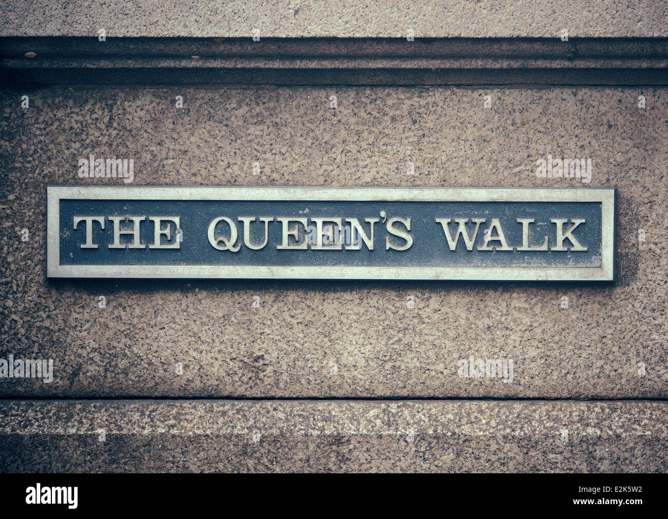 The Queens Walk road sign in London Street Stock Photo - Alamy