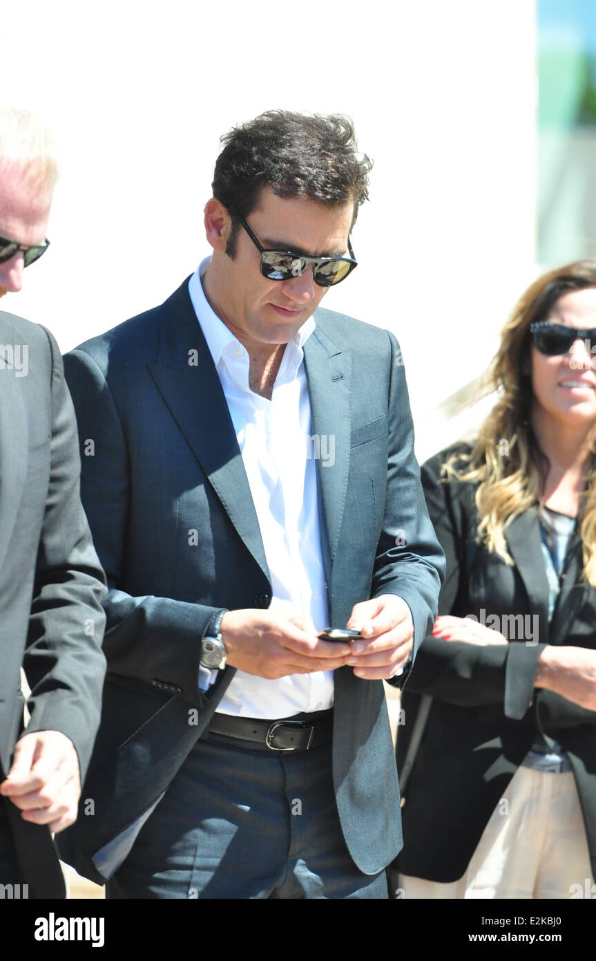Clive Owen signing some autographs on his way to the photocall of Blood ...