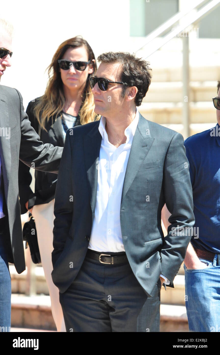 Clive Owen signing some autographs on his way to the photocall of Blood ...