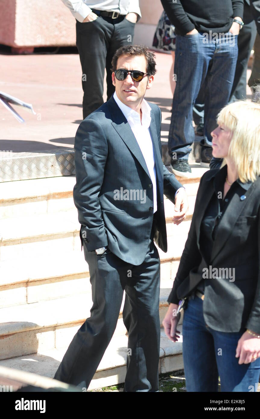 Clive Owen signing some autographs on his way to the photocall of Blood ...