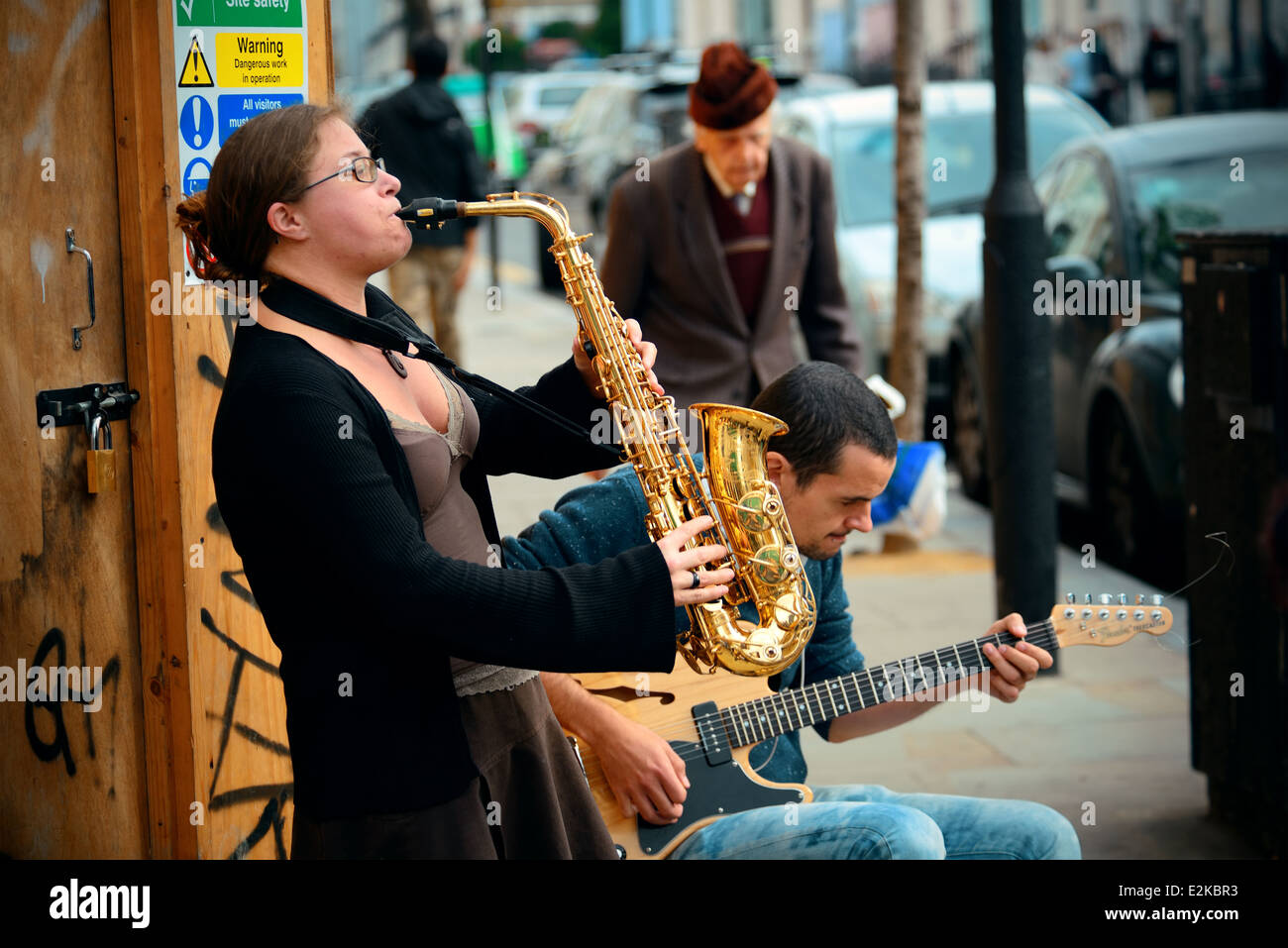 Street artist perform Stock Photo - Alamy