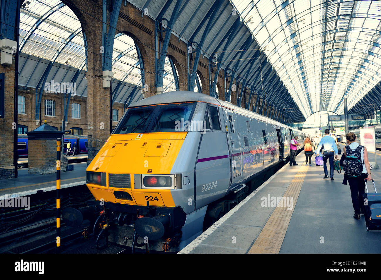 Kings cross station platform hi-res stock photography and images - Alamy