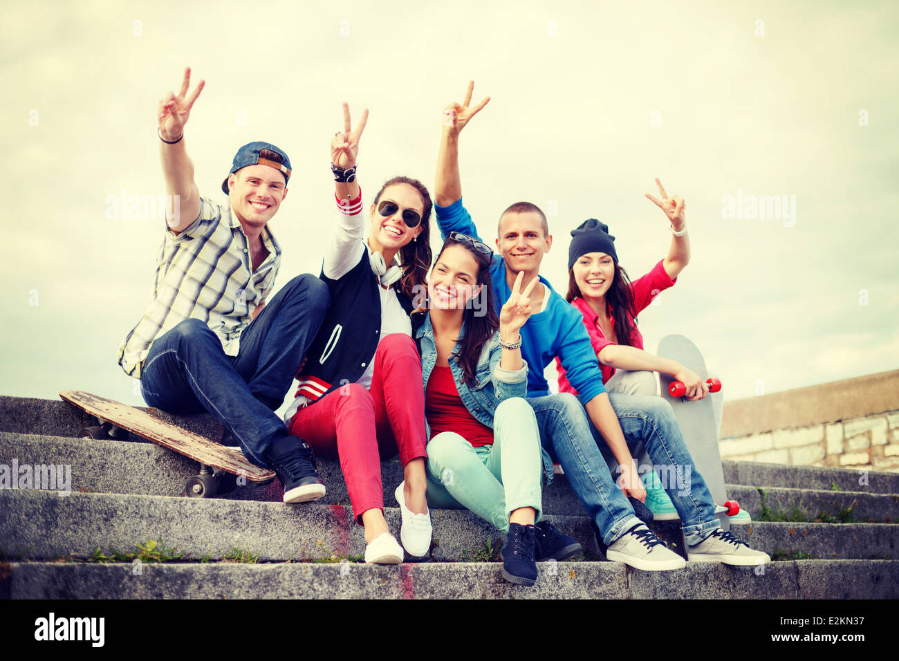 group of smiling teenagers hanging out Stock Photo - Alamy
