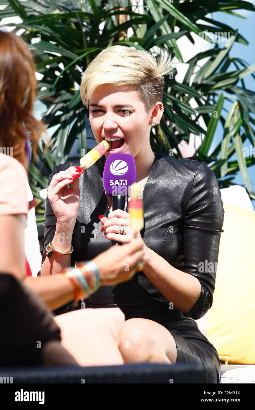 Miley Cyrus guest on German SAT 1 TV show Fruehstuecksfernsehen. Where ...