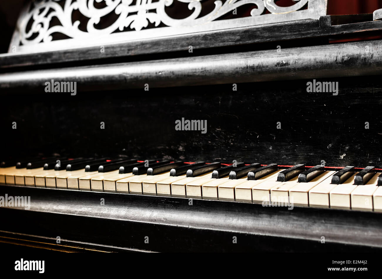 Detail of old and dirty piano keyboard Stock Photo - Alamy
