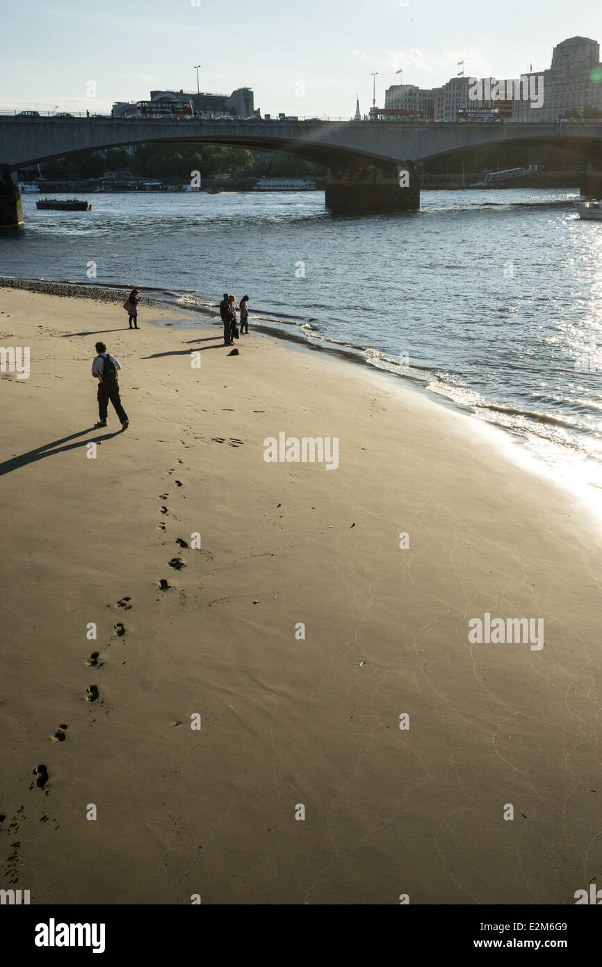 Beach by river thames hi-res stock photography and images - Alamy